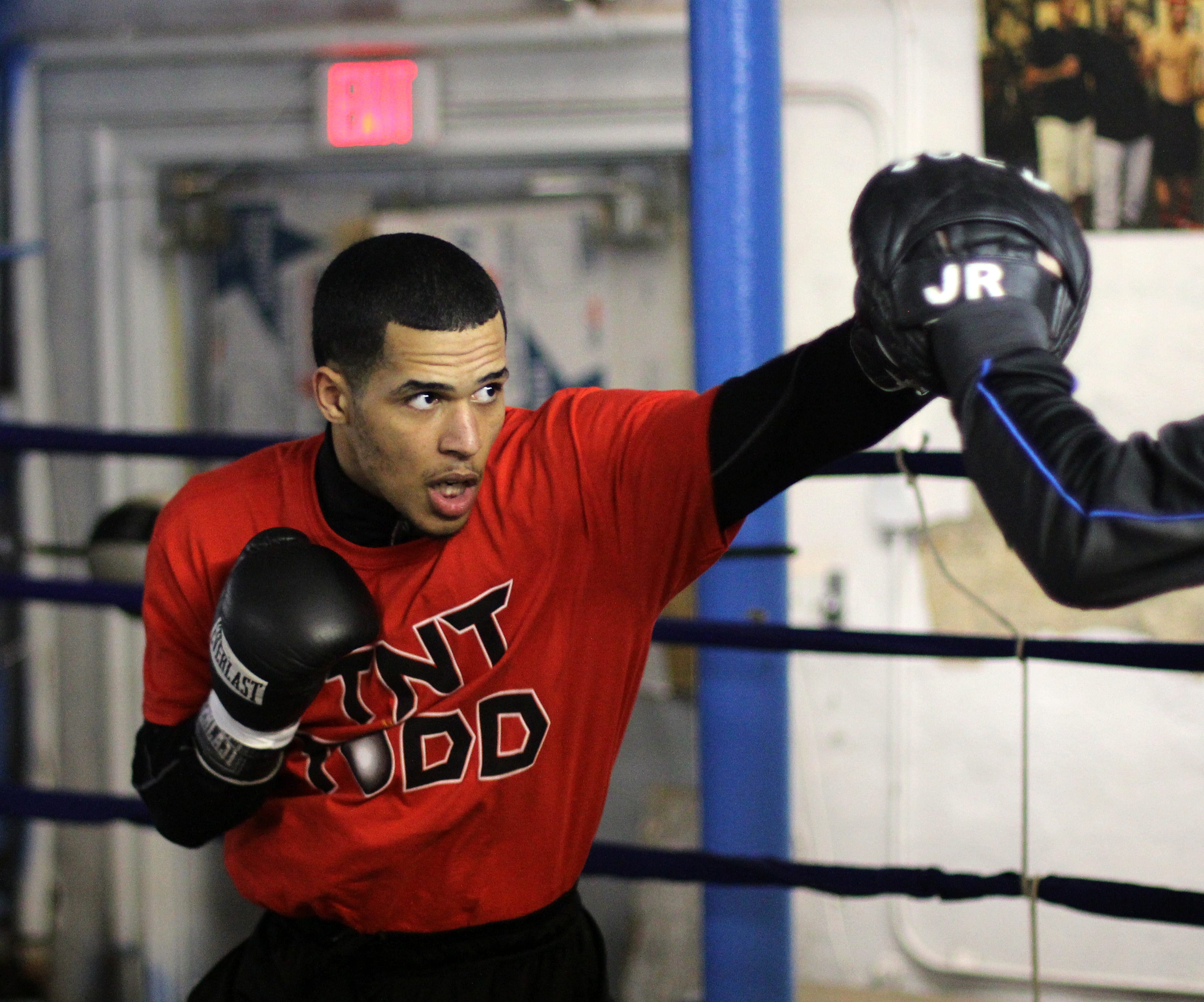 Todd reps Lynn in the ring - Itemlive