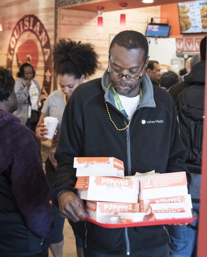 Lynners line up for a first bite at the new Popeyes - Itemlive : Itemlive